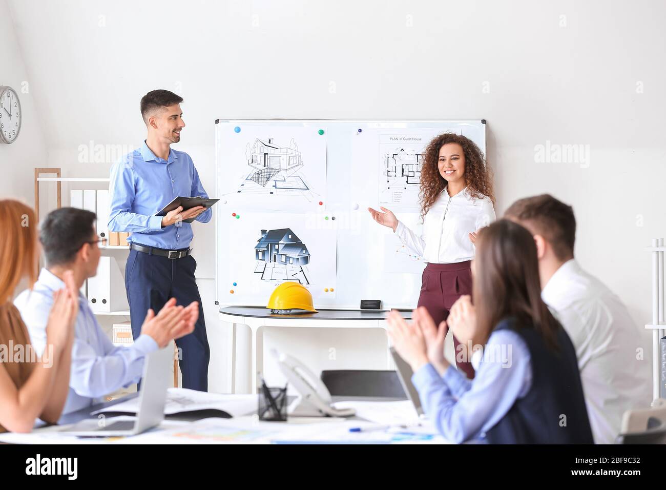 Teaching young people hi-res stock photography and images - Alamy