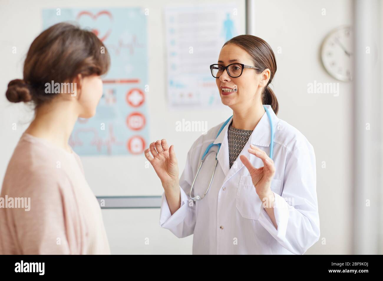 Doctor patient talking women only hi-res stock photography and images ...