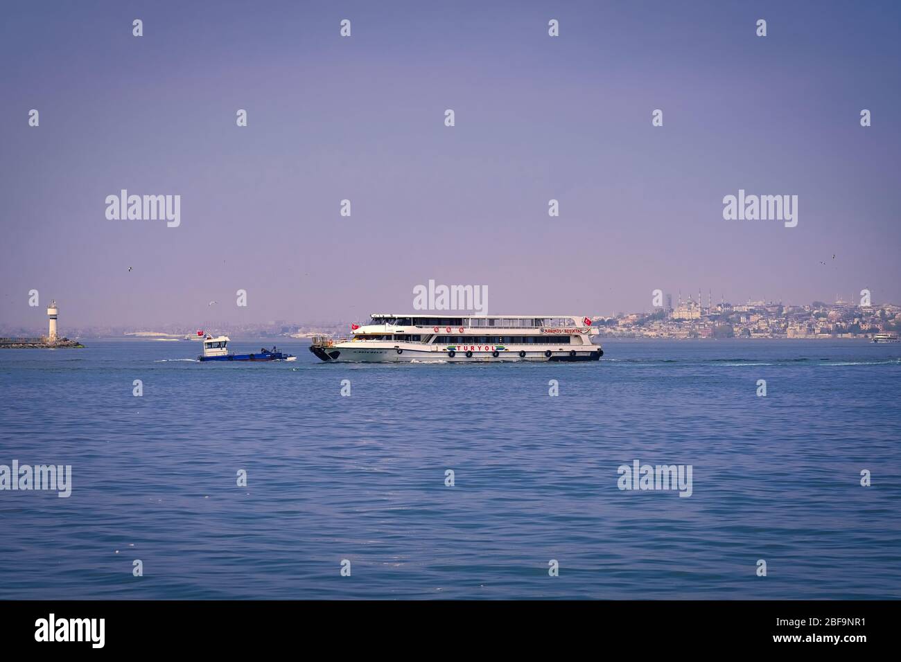İDO Ferries carrying passengers in Istanbul Strait Stock Photo - Alamy