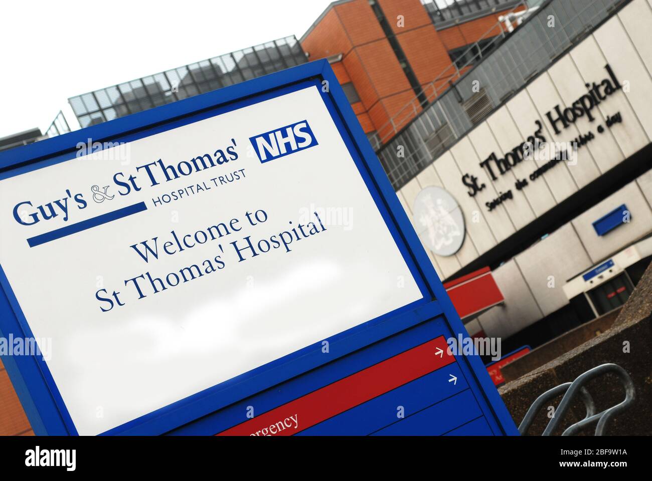Welcome entrance sign to St. Thomas' Hospital, London. Founded almost ...