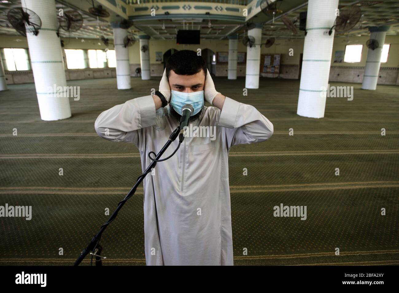 Rafah, Gaza. 17th Apr, 2020. Palestinian Imam Ali Hamdan delivers the ...
