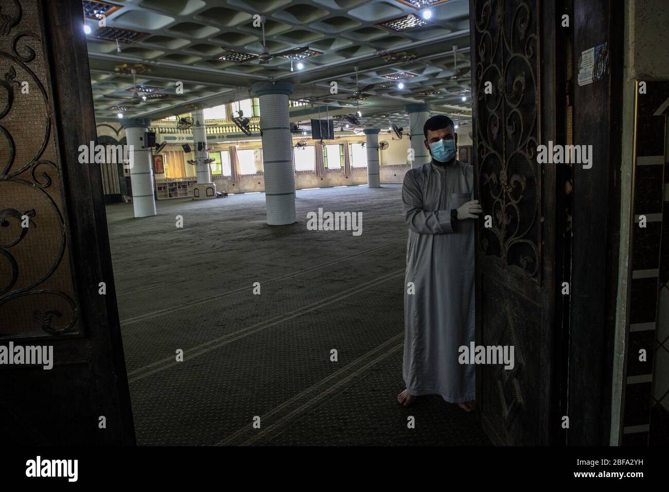 Rafah, Gaza. 17th Apr, 2020. Imam Ali Hamdan closes the door of the Al ...