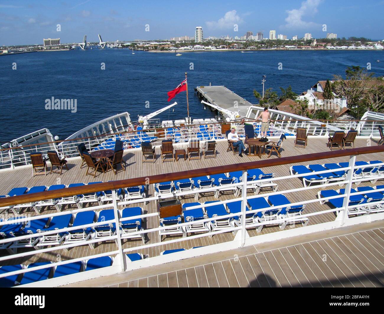 Qe2 queen elizabeth cunard cruise hi-res stock photography and images ...
