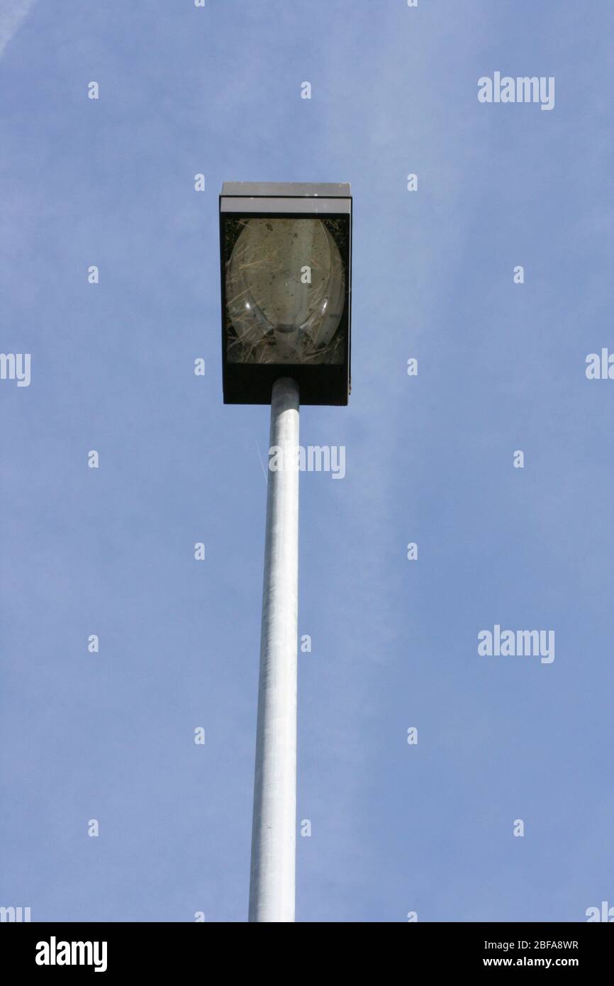 A street lamp, blue sky in the background Eine Straßenlaterne, blauer ...