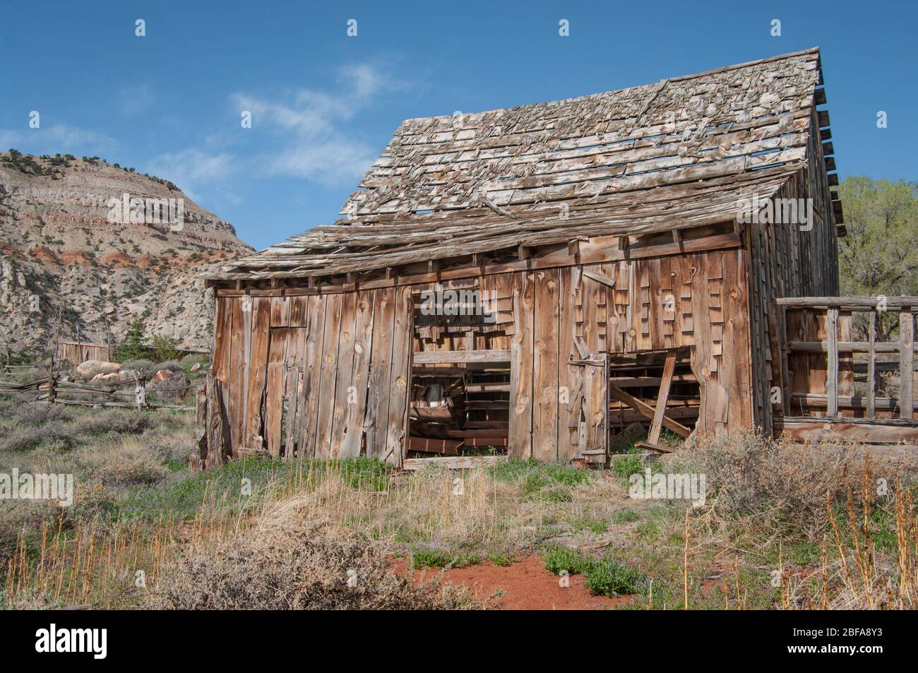 Wooden barn shingles hi-res stock photography and images - Alamy