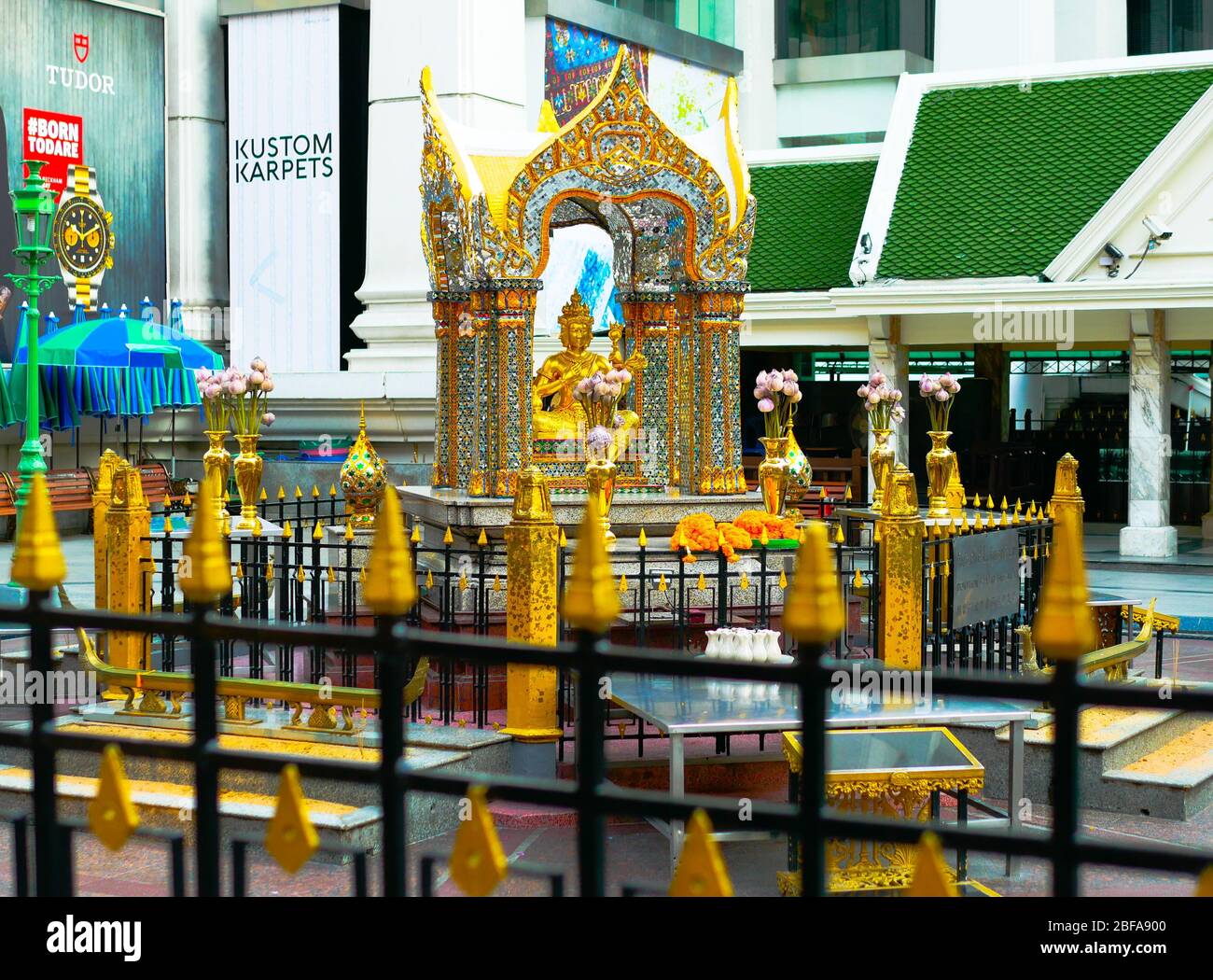 BANGKOK, THAILAND - APRIL 5, 2020: Erawan Shrine (Thao Maha Phrom ...