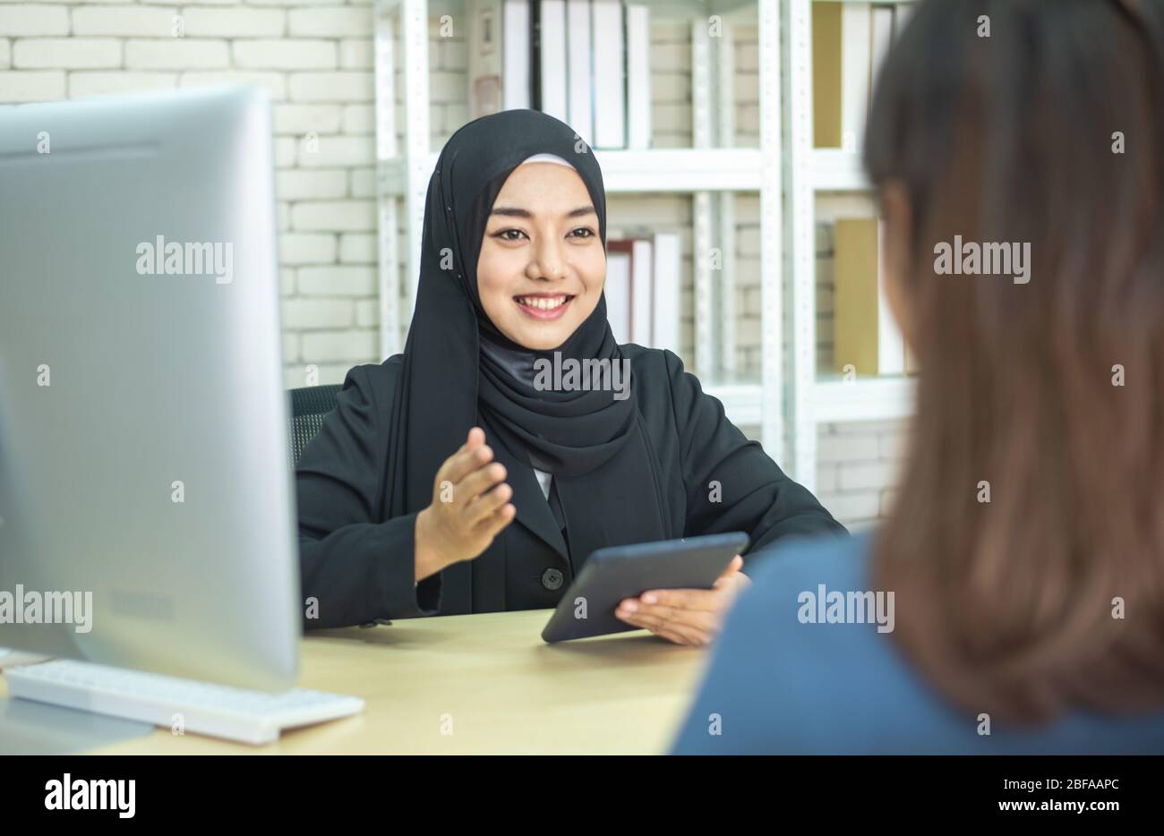 Women workplace hi-res stock photography and images - Alamy