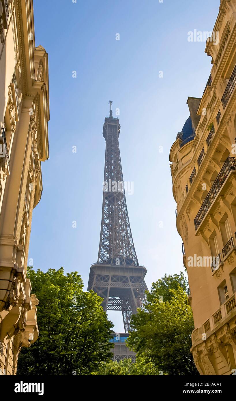 Historic paris structures hi-res stock photography and images - Alamy