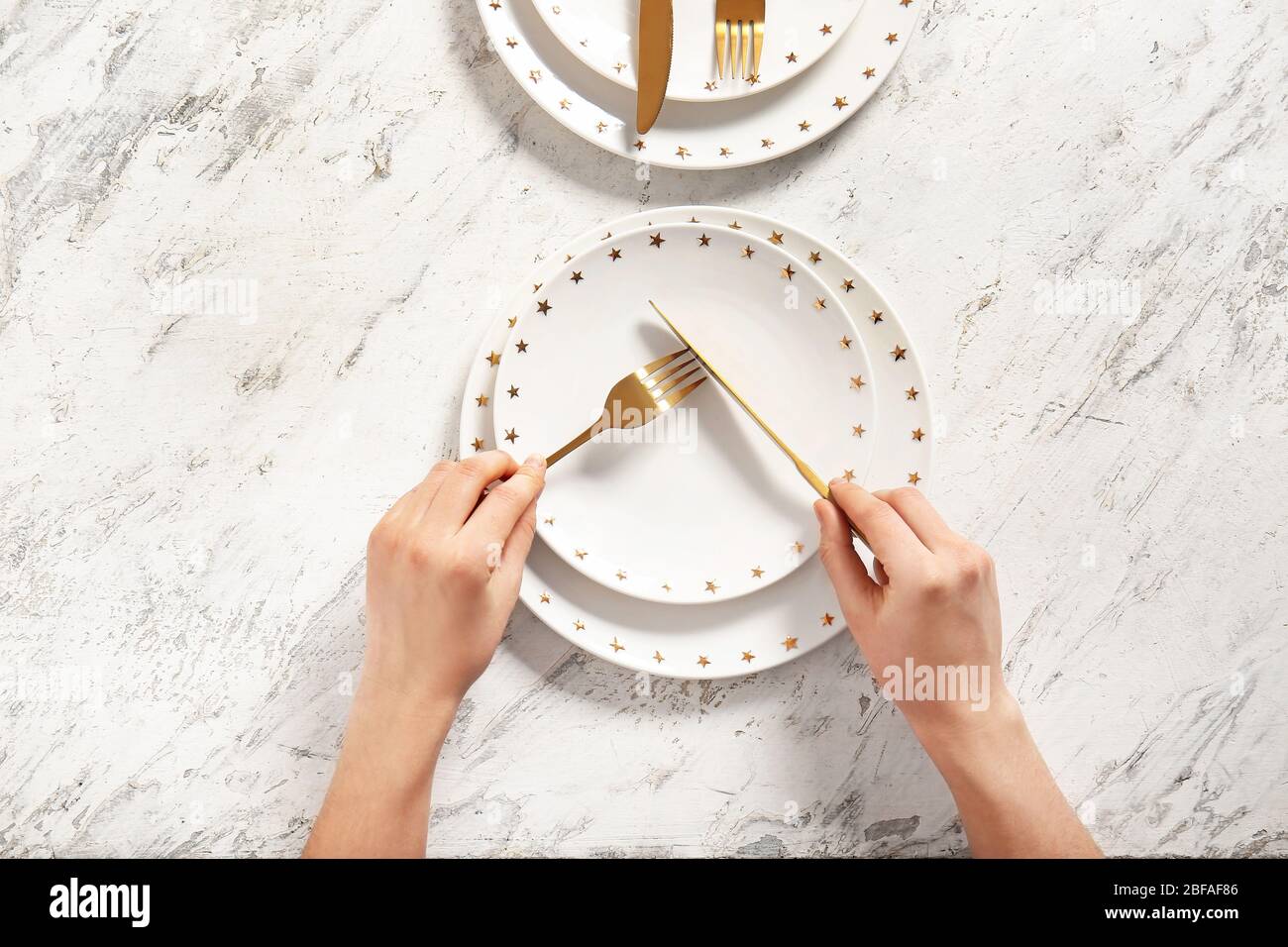 Woman table clean plates hi-res stock photography and images - Alamy