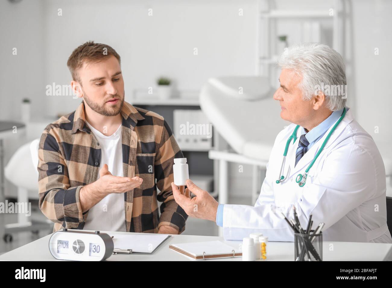 Doctor giving bottle pills patient hi-res stock photography and images ...