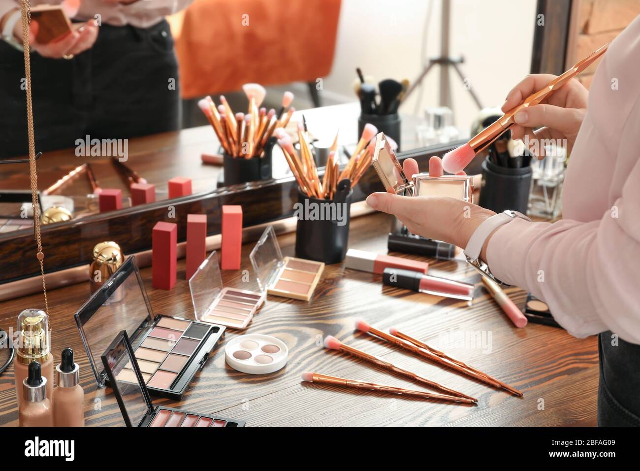 Makeup artist at workplace in beauty salon Stock Photo - Alamy