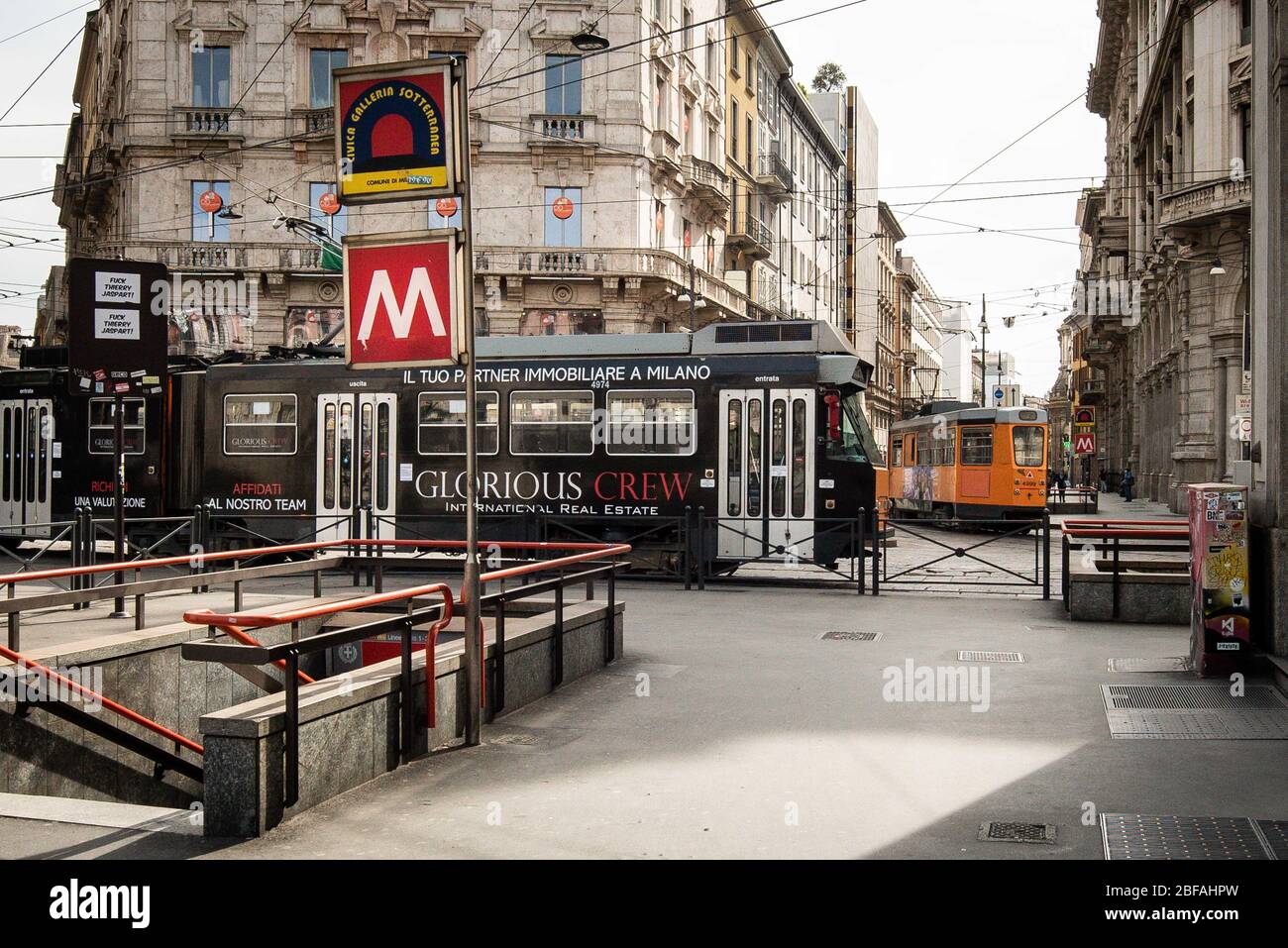 Persone in atm hi-res stock photography and images - Alamy