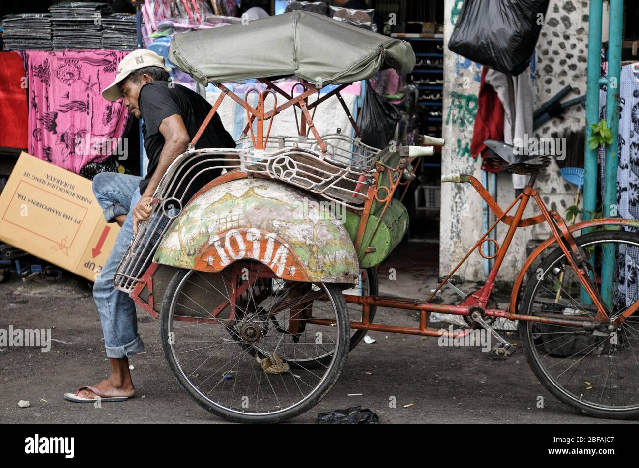 Rickshaw transport indonesia hi-res stock photography and images - Alamy