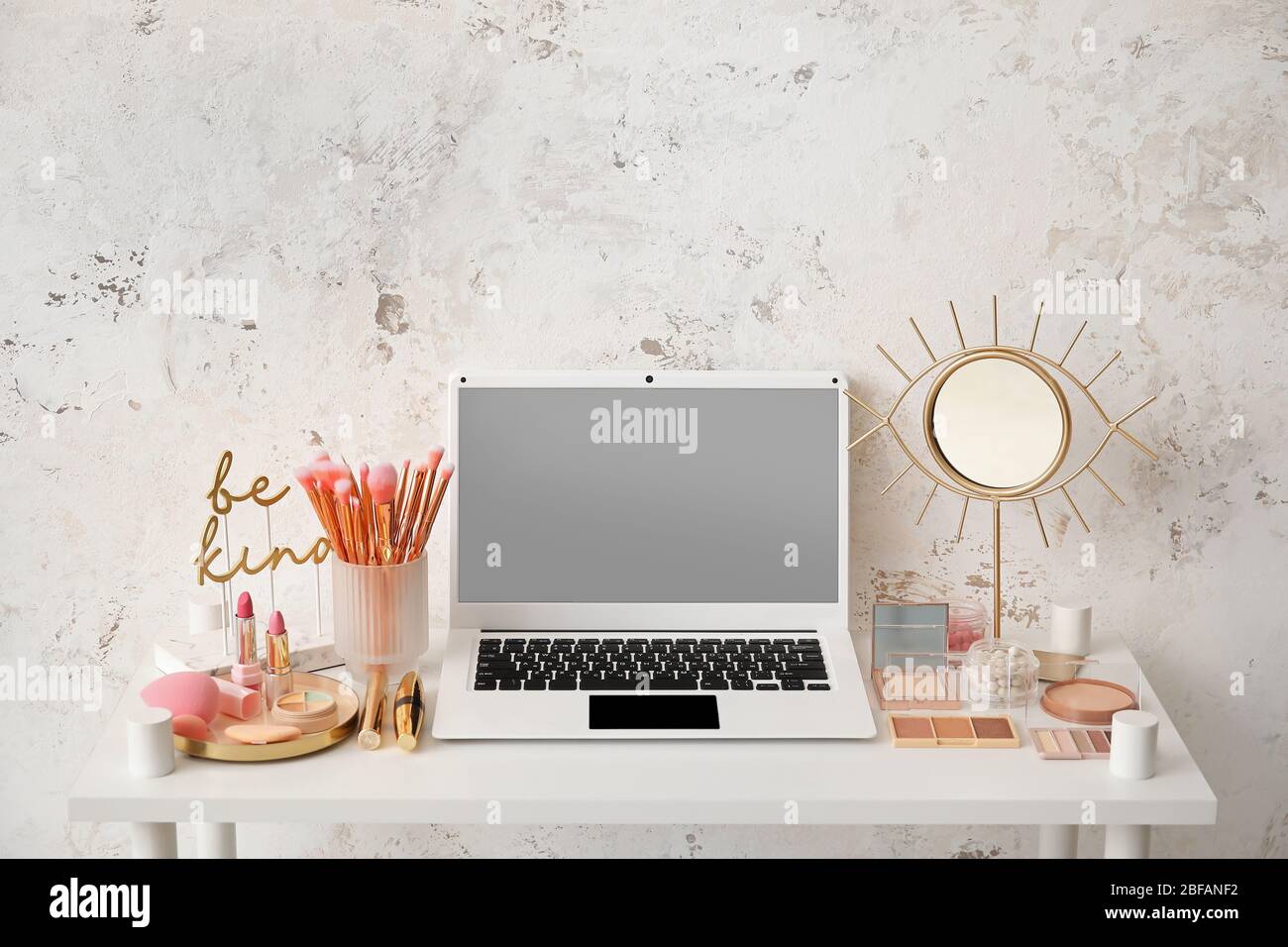Digital makeup artist hi-res stock photography and images - Alamy