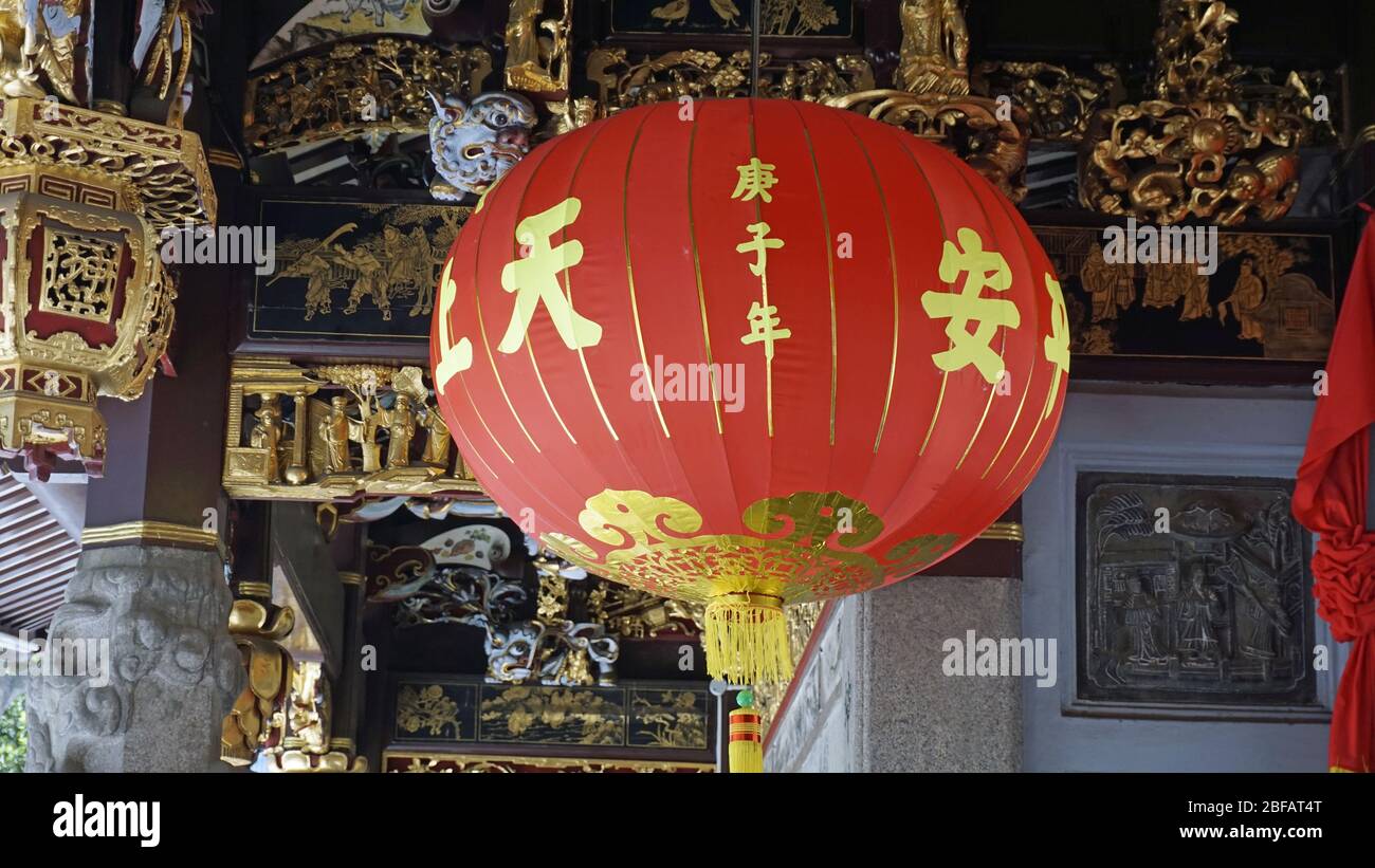 colorful chinese temple in the city of singapore Stock Photo - Alamy