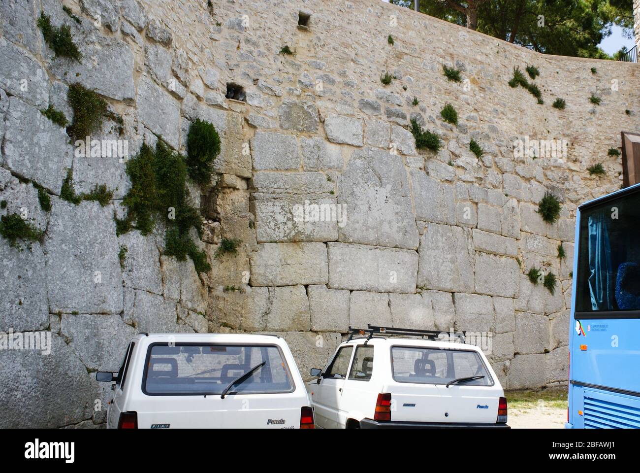 Zyklopische Stadtmauer in Amelia, Umbrien, Italien Stock Photo - Alamy