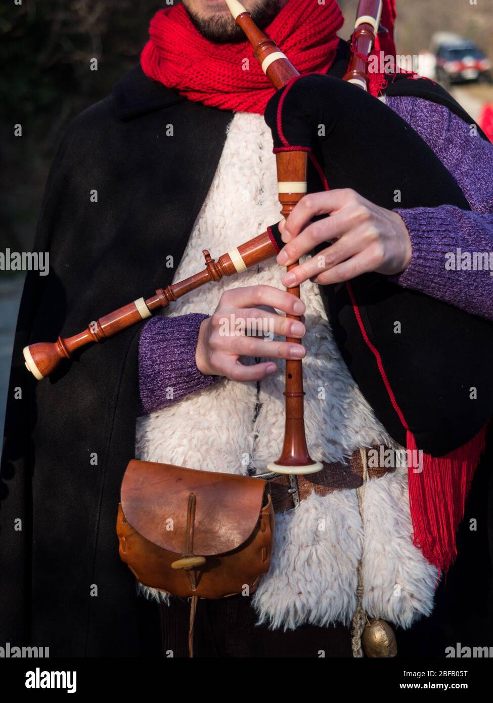 Bagpipe player in scottish highlands hi-res stock photography and ...