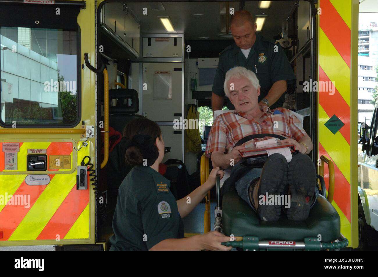 Ambulance man blanket paramedic hi-res stock photography and images - Alamy