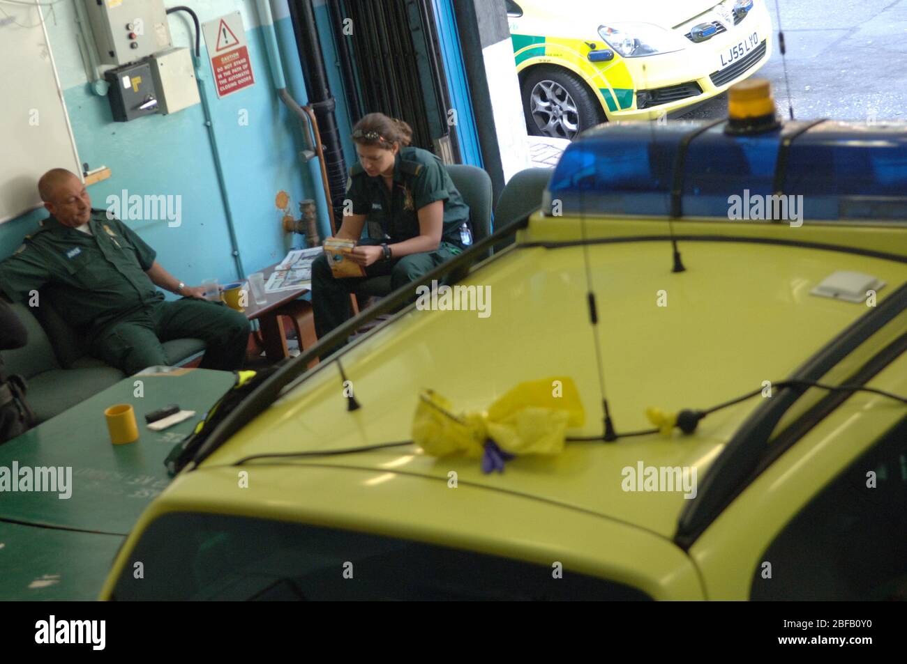 Paramedics talking hi-res stock photography and images - Alamy