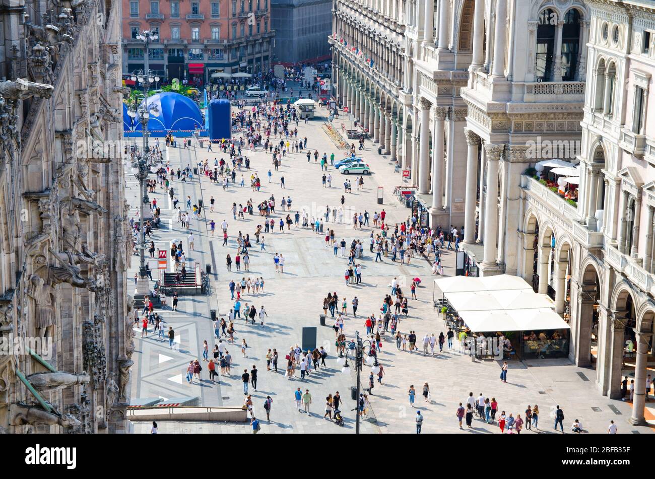 Pedestrian crowd square aerial view hi-res stock photography and images ...