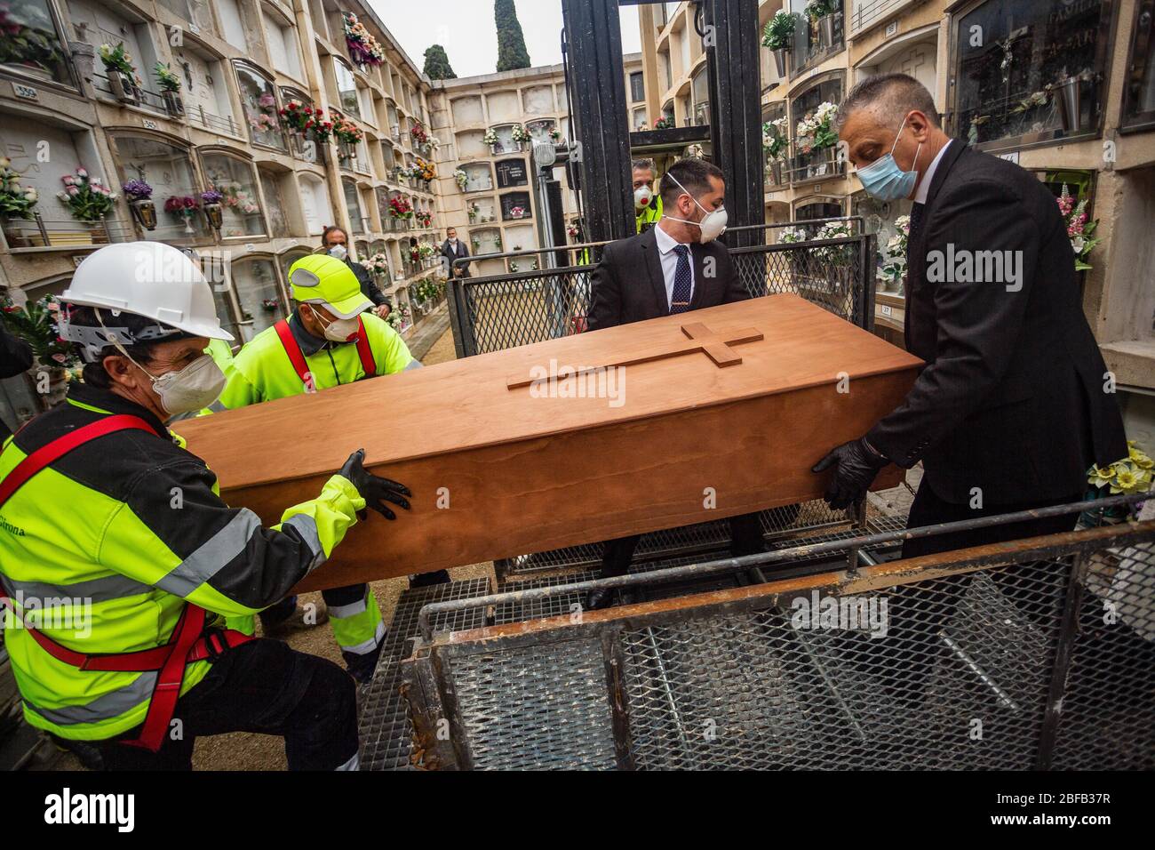 (EDITORS NOTE: Image depicts death)Gravediggers and funeral workers ...