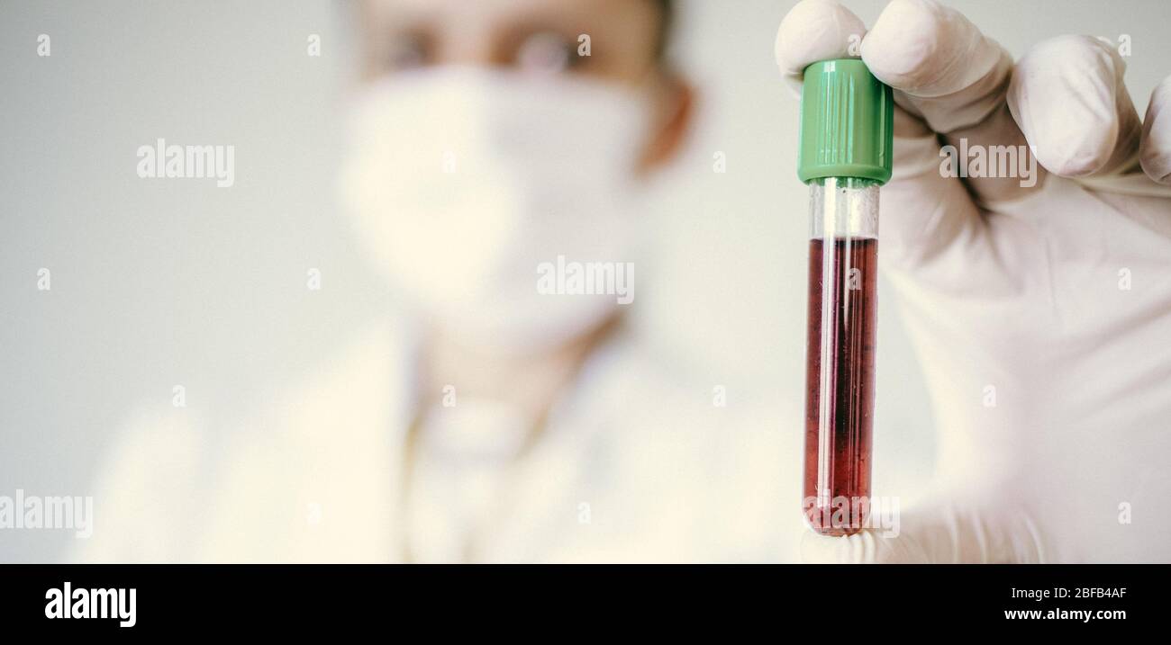 female doctor holding a blood test sample coronavirus Stock Photo - Alamy