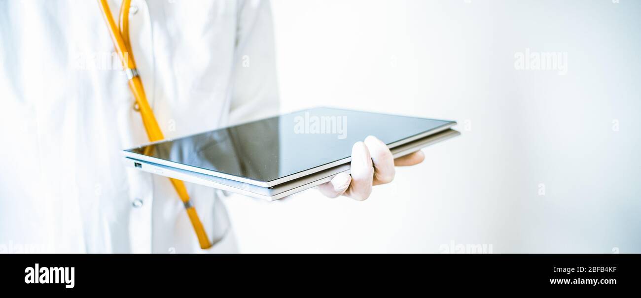 Doctor working on virtual hi-res stock photography and images - Alamy