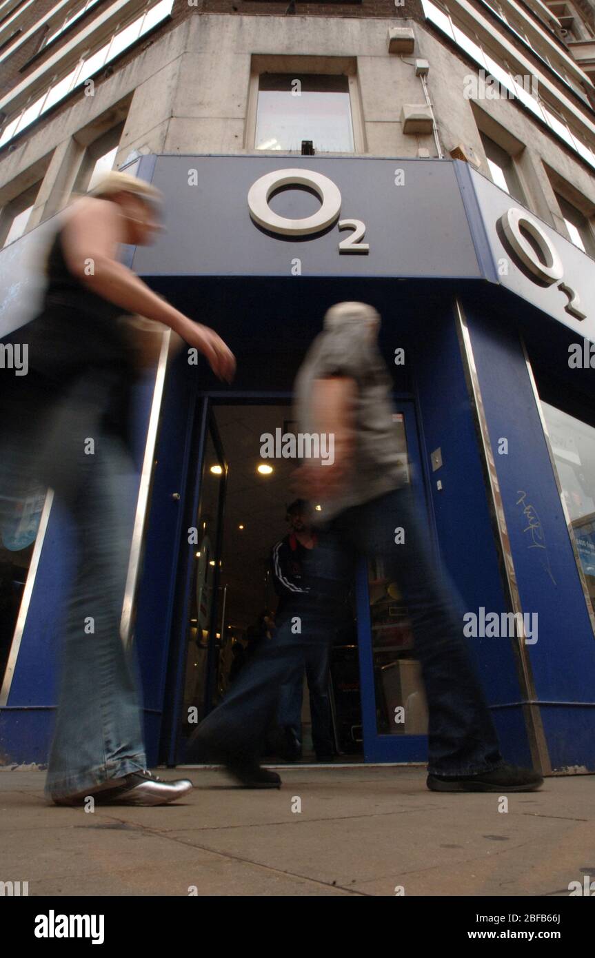 Exterior of an O2 store Stock Photo - Alamy