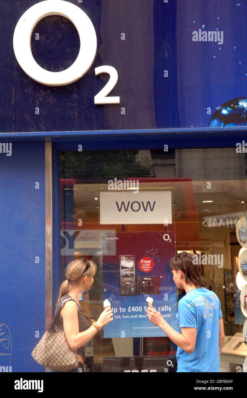 Exterior of an o2 store hi-res stock photography and images - Alamy
