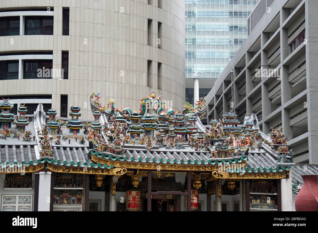colorful chinese temple in the city of singapore Stock Photo - Alamy