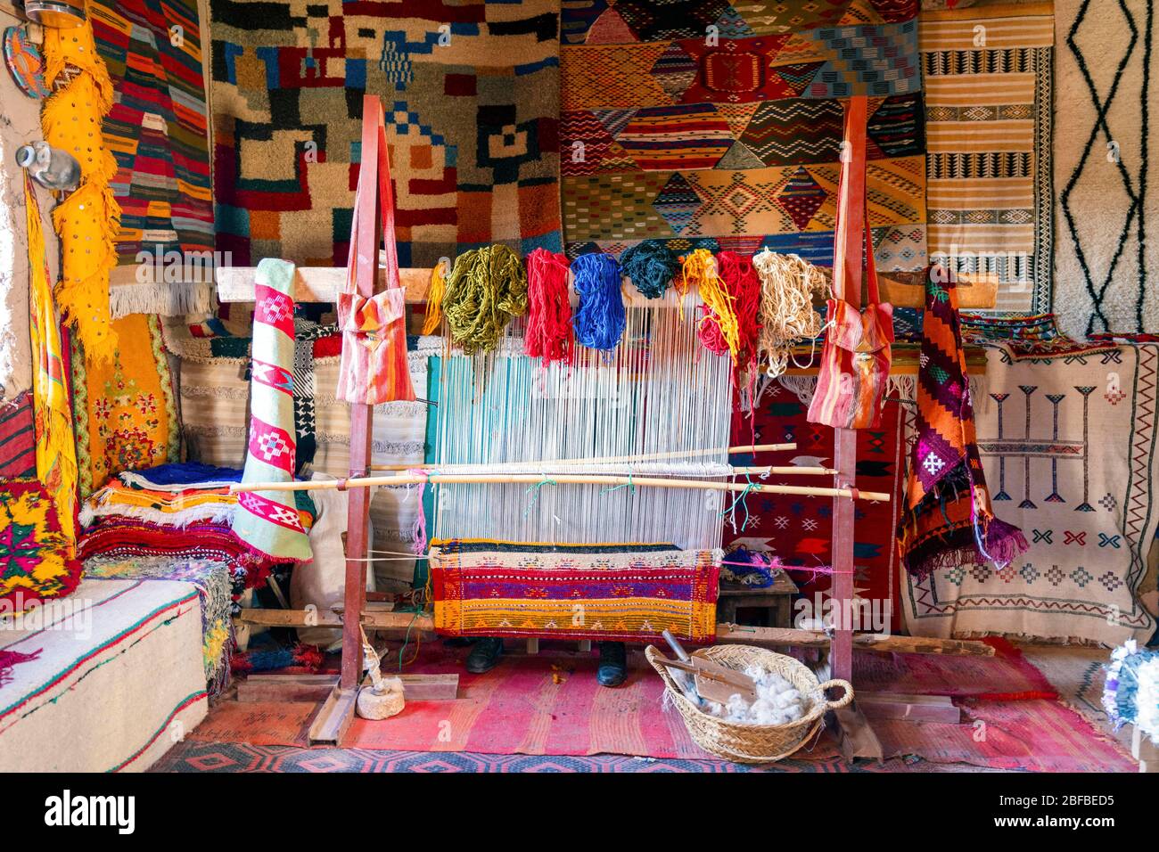 African weaving loom hi-res stock photography and images - Alamy
