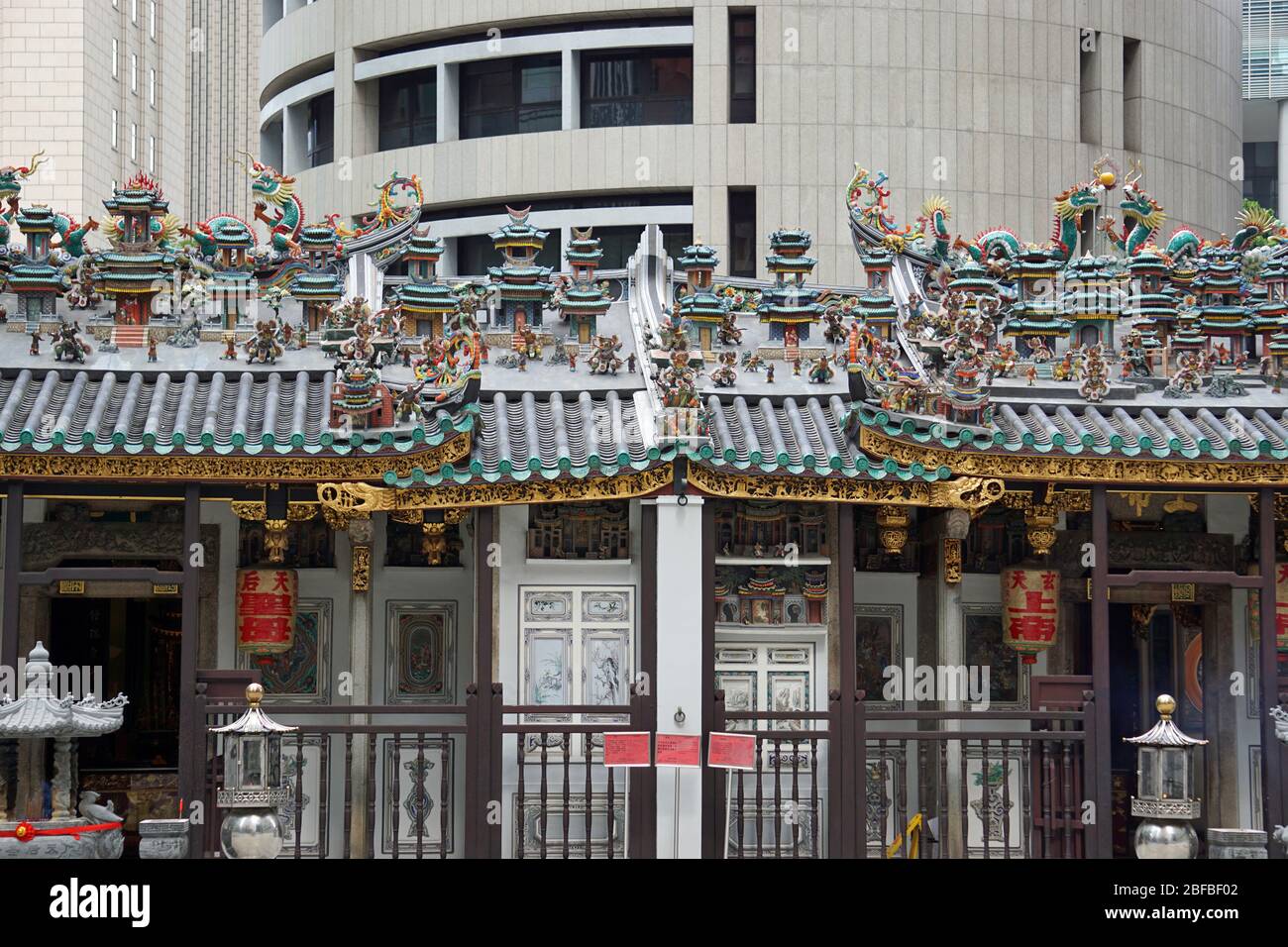 colorful chinese temple in the city of singapore Stock Photo - Alamy