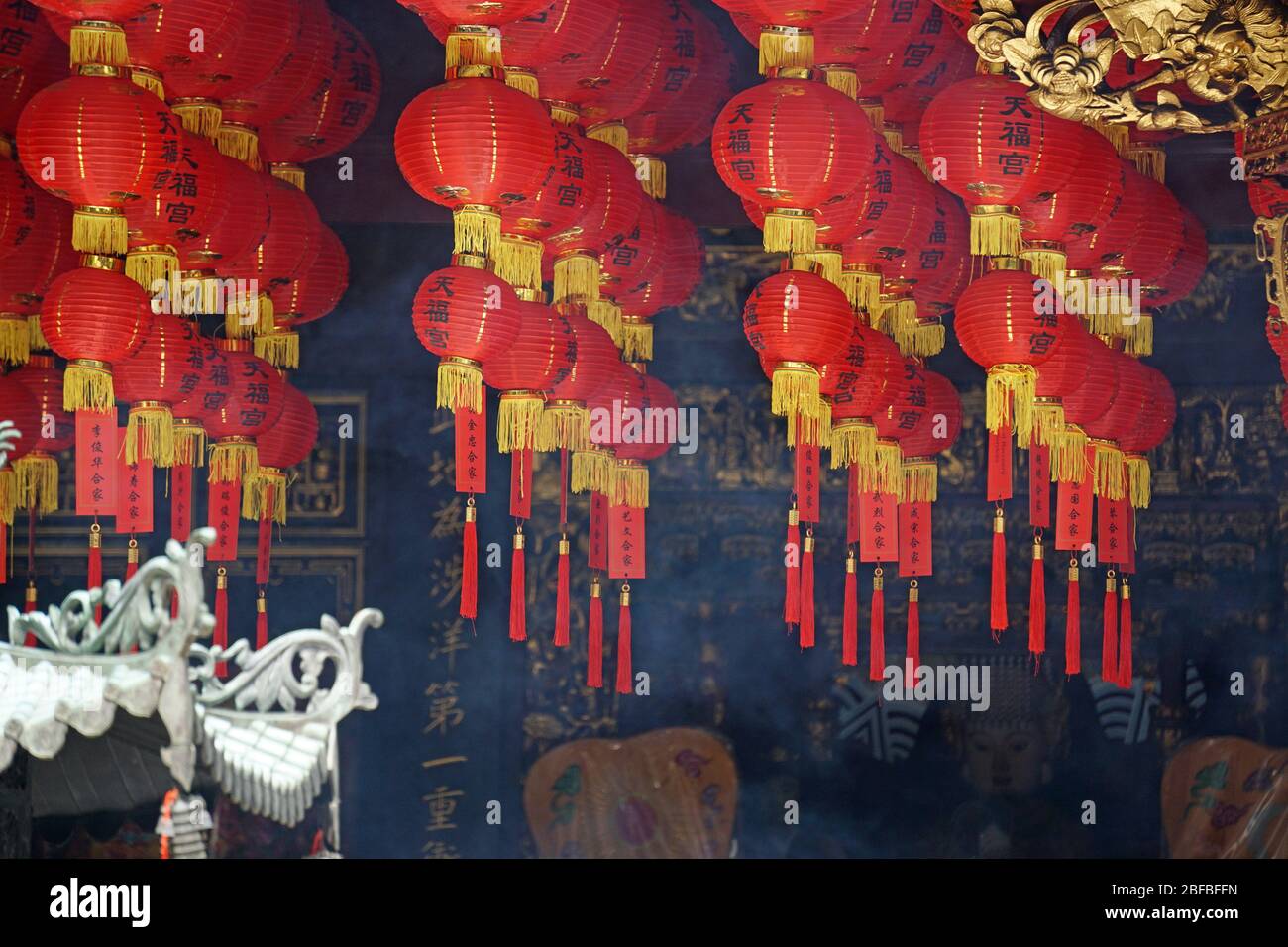 colorful chinese temple in the city of singapore Stock Photo - Alamy