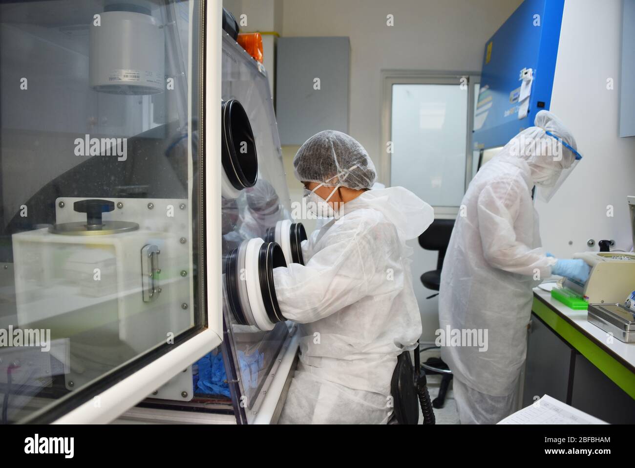 Doing swab tests covid hi-res stock photography and images - Alamy