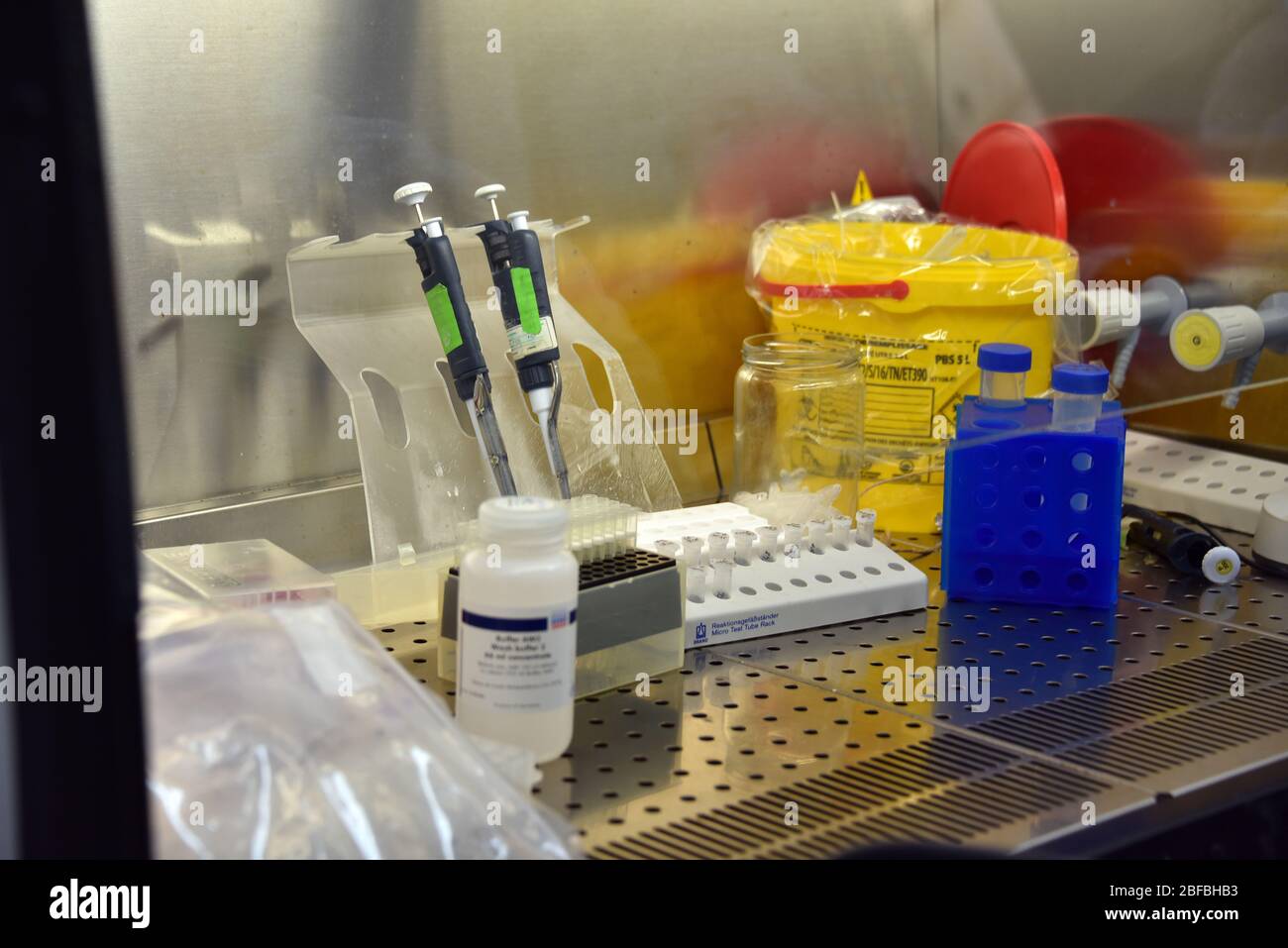 Virology laboratory hi-res stock photography and images - Alamy