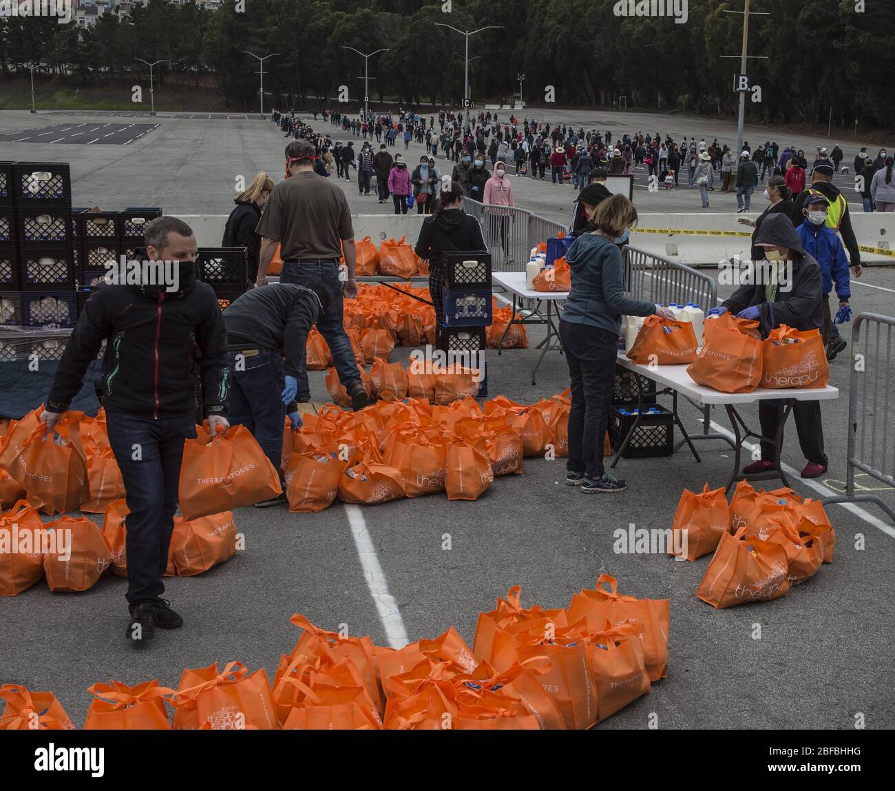 Food bank line covid 19 hi-res stock photography and images - Alamy