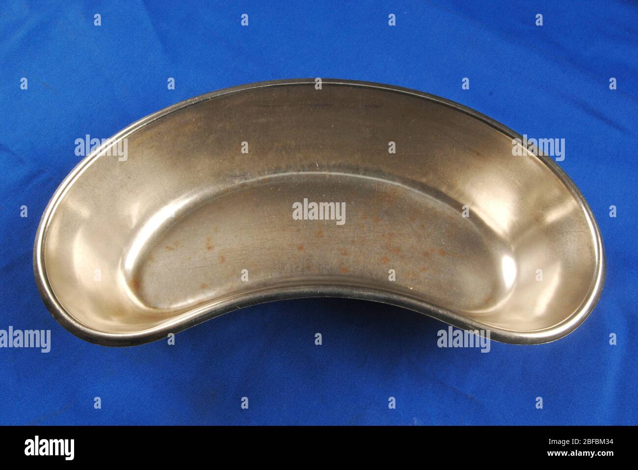 A kidney dish. This may have multiple roles during various surgical ...