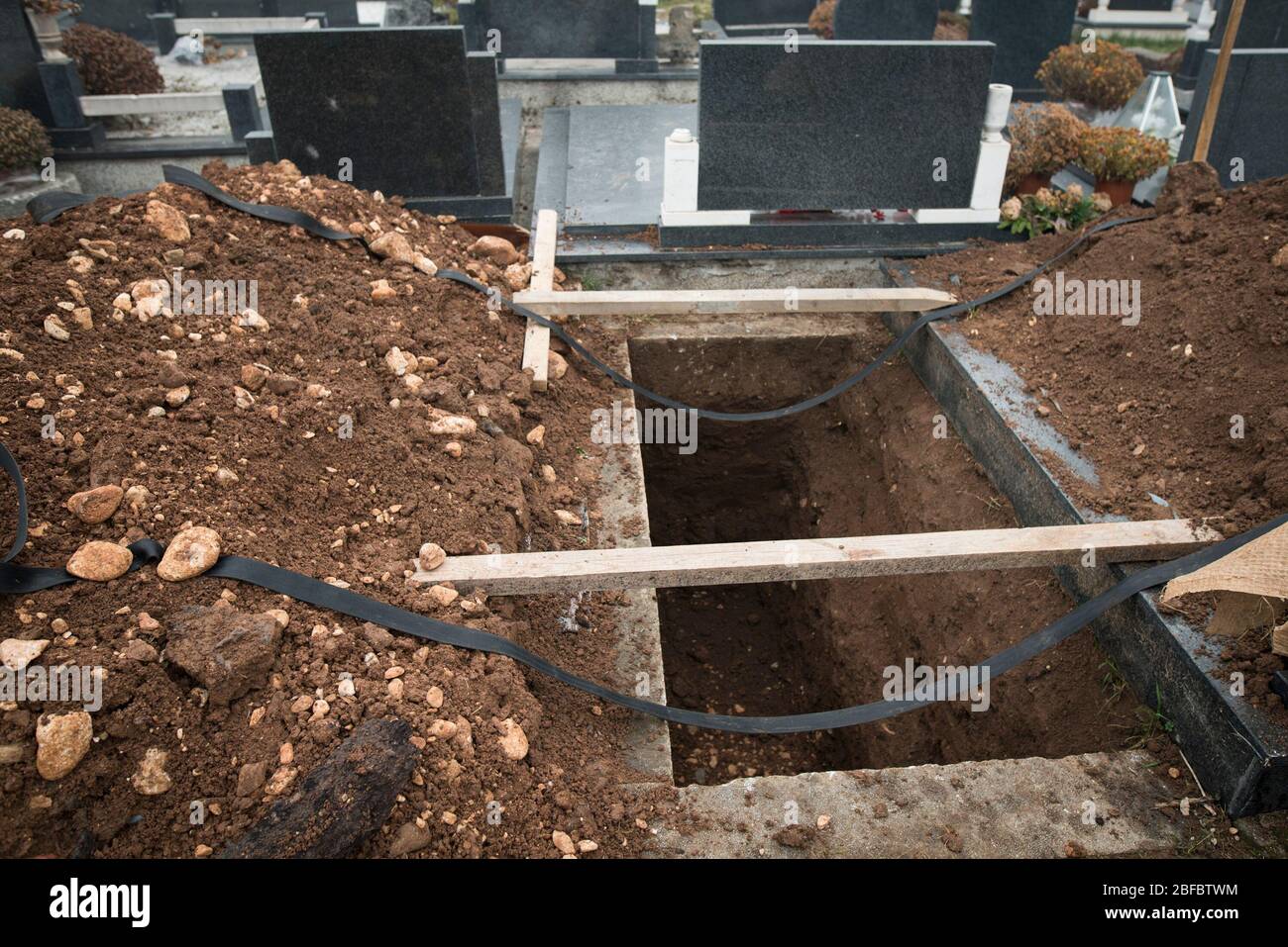 Grave preparation on cemetery in Sarajevo Stock Photo - Alamy