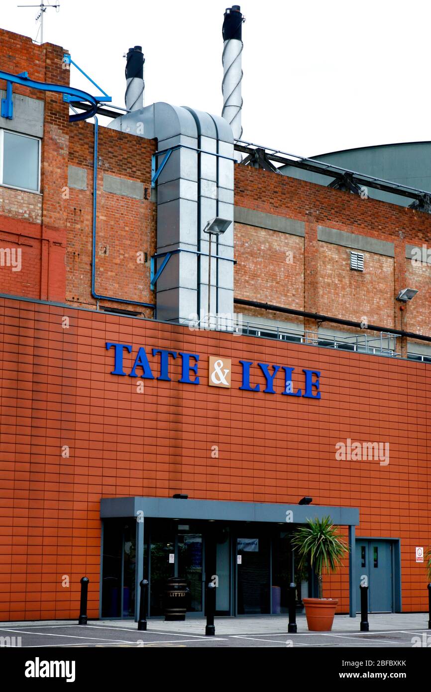View of the Tate & Lyle factory in London with the compnay's sign Stock ...