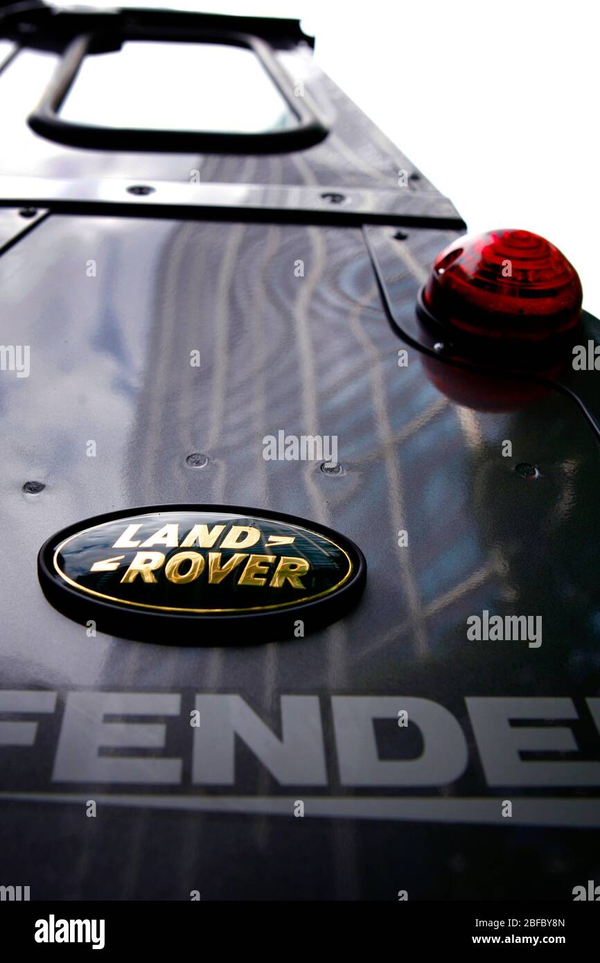 Land rover emblem hi-res stock photography and images - Alamy