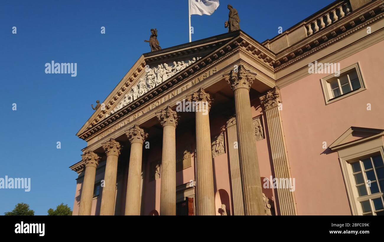 Back view of the state opera hi-res stock photography and images - Alamy