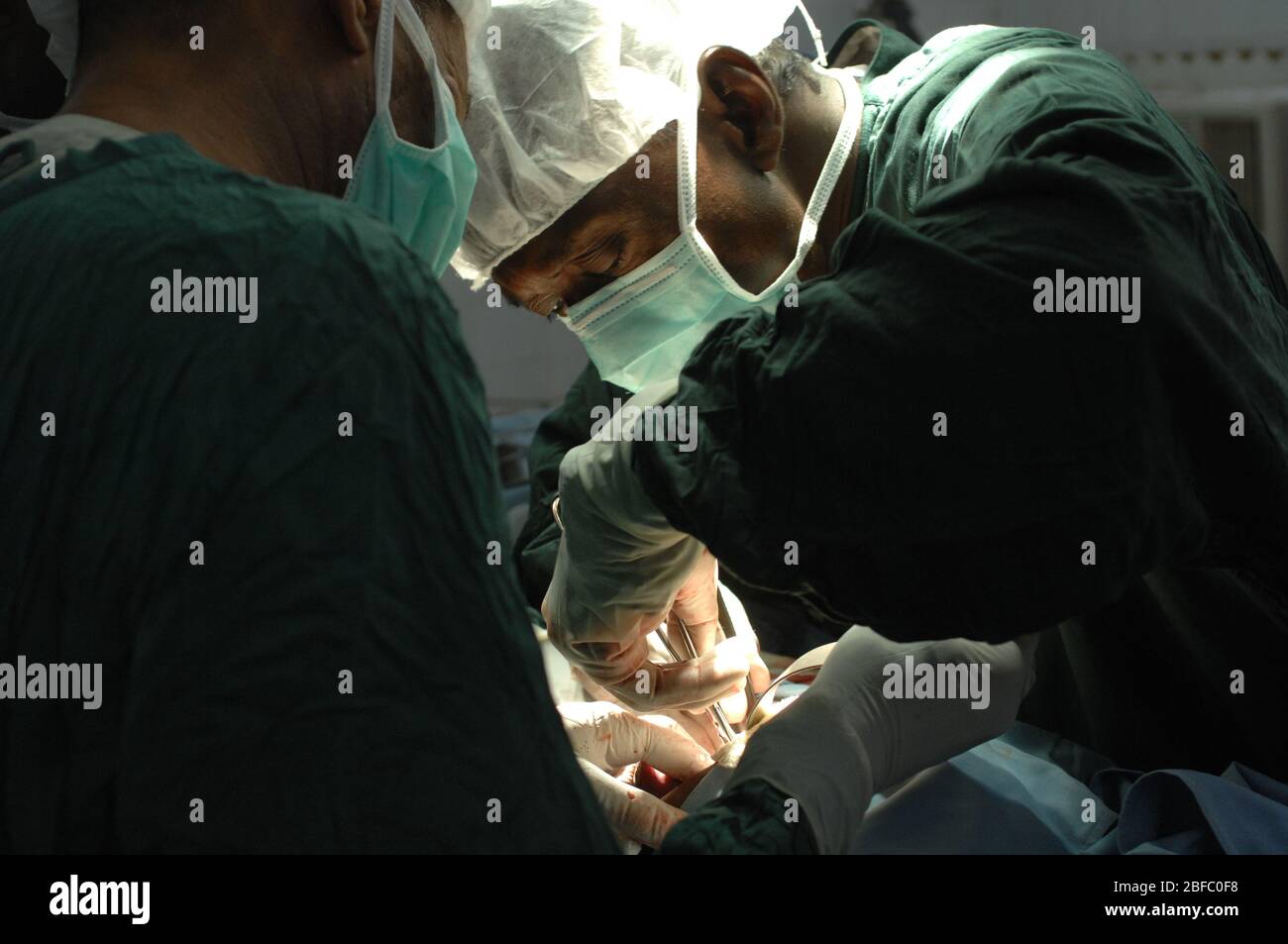Doctor assistant surgeon hi-res stock photography and images - Alamy