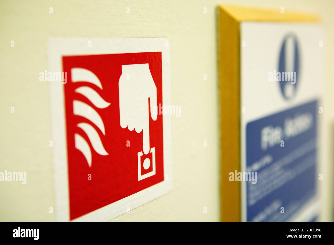 Fire alarm signage Stock Photo - Alamy
