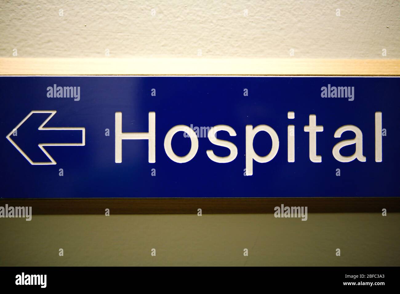 Hospital directional sign Stock Photo - Alamy