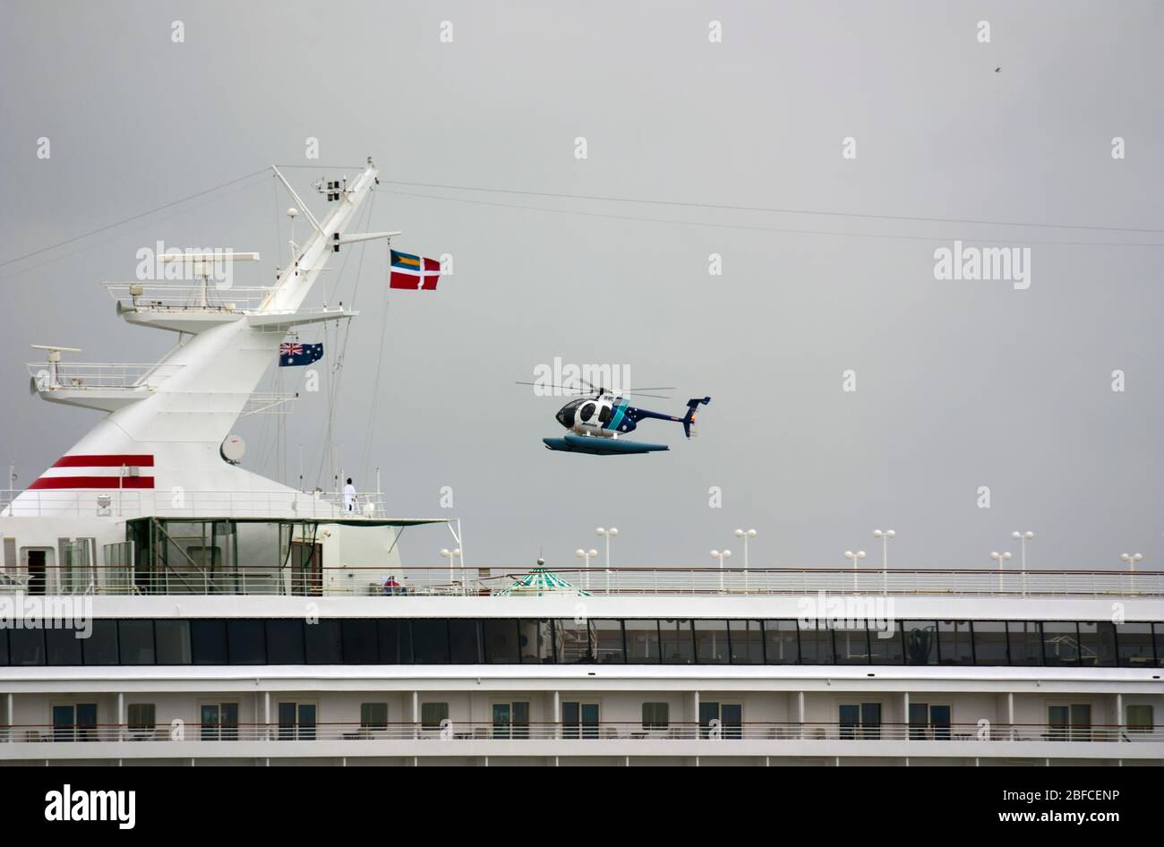 Helicopter landing on ship hi-res stock photography and images - Alamy