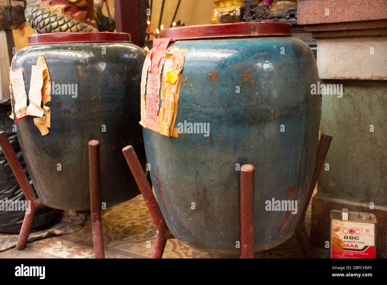 Ancient chinese jars hi-res stock photography and images - Alamy