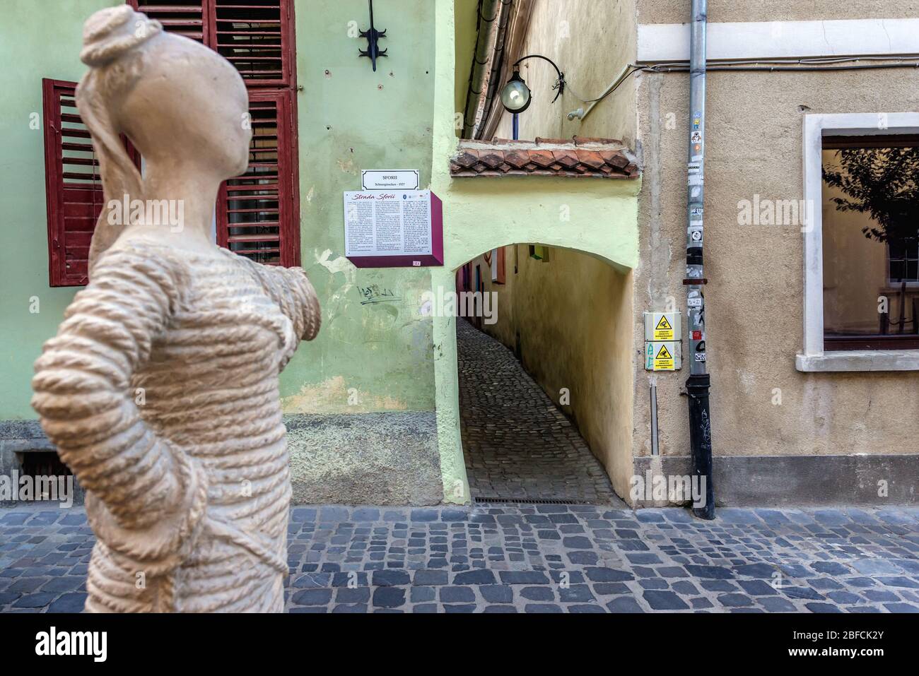 Statue pointing Strada Sforii - Rope Street in Brasov, Romania ...