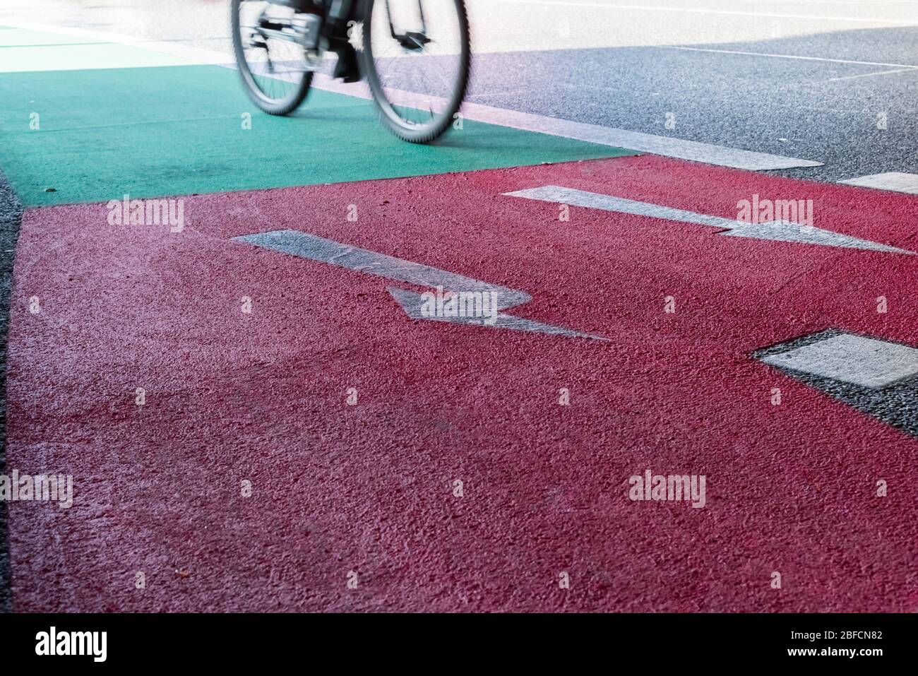 Green bike lane marking hi-res stock photography and images - Alamy