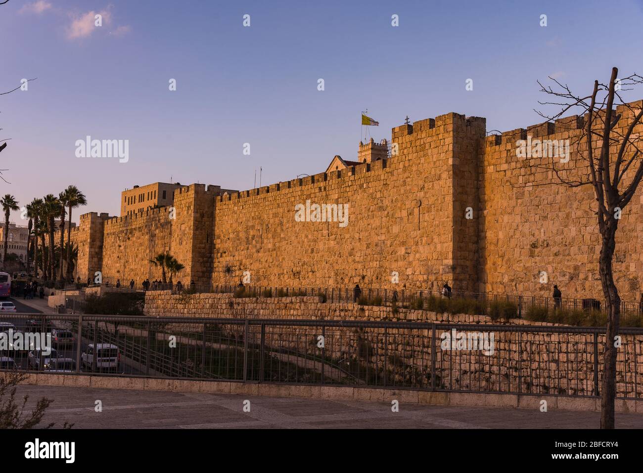 Wall surrounding Old City Jerusalem The Wall of Old Stock Photo - Alamy