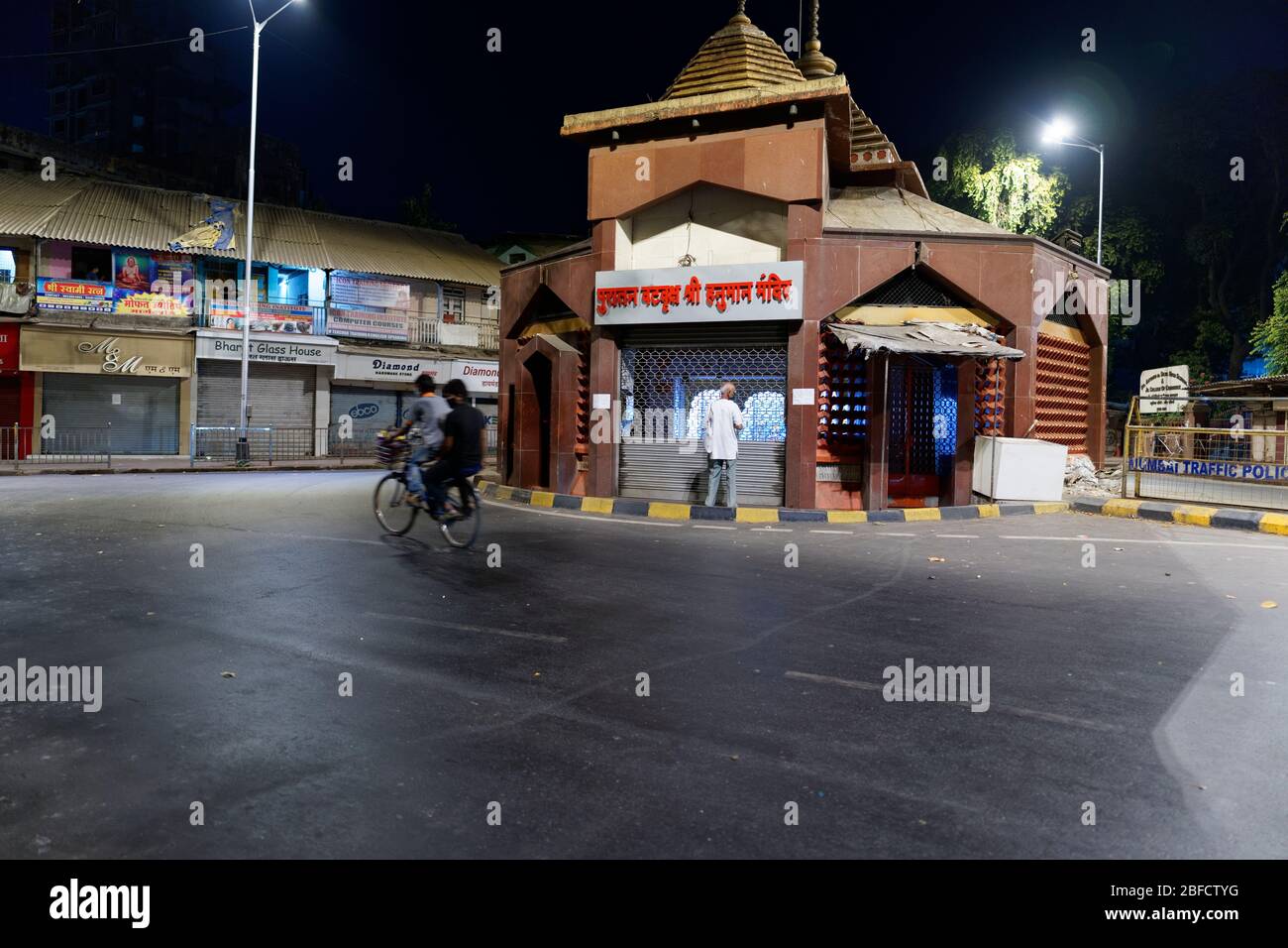 People moving around modern building hi-res stock photography and ...